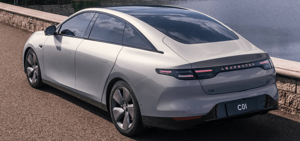 人人都夸的零跑C01，试驾体验能比长安深蓝SL03更好吗？_搜狐汽车_搜狐网