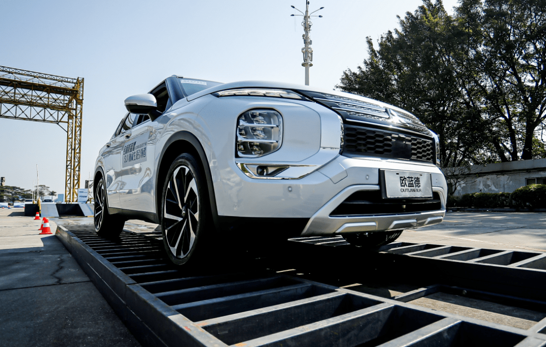 搭载S-AWC四驱，能公路能越野，试驾广汽三菱全新欧蓝德_搜狐汽车_搜狐网