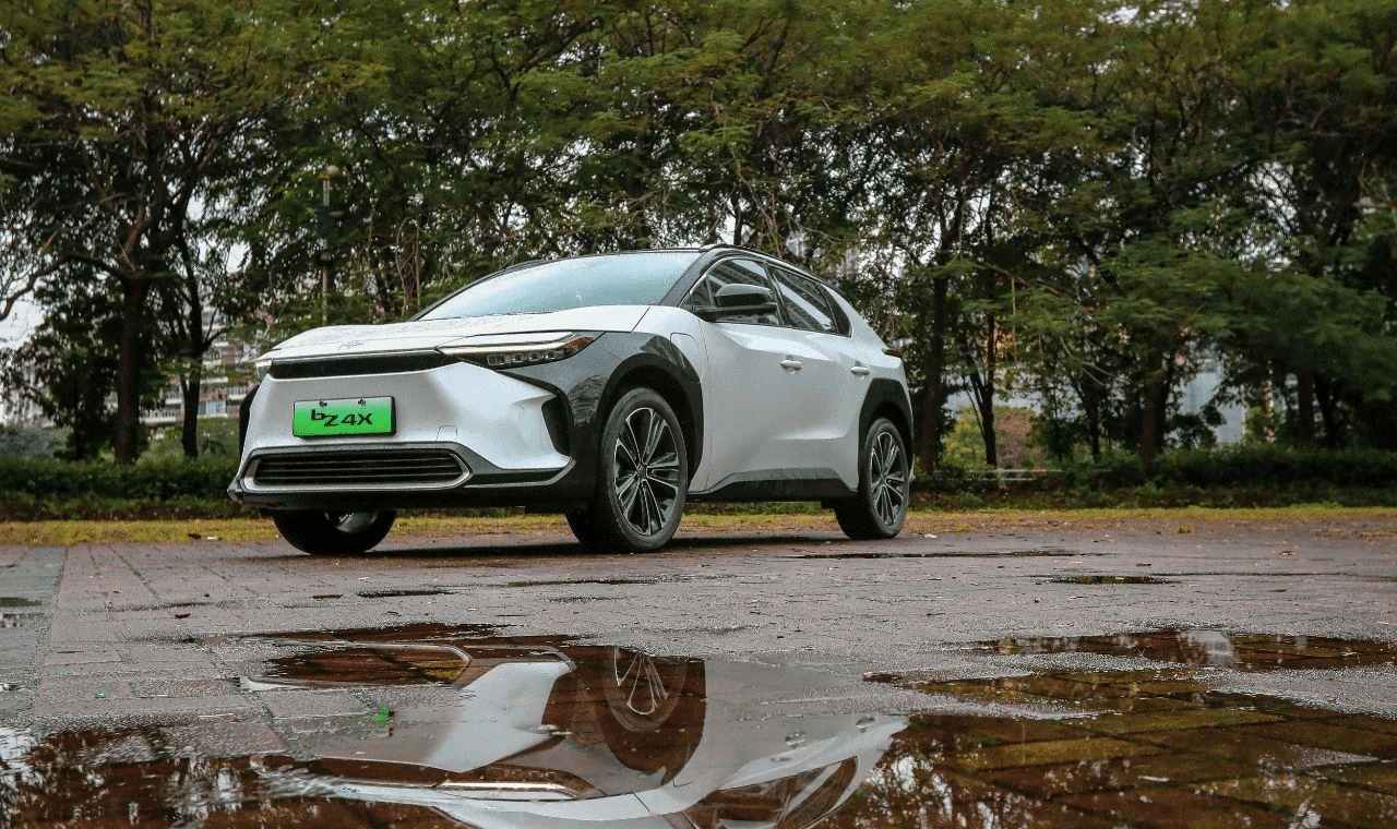 在冬日的下雨天偶遇广汽丰田b4ZX_搜狐汽车_搜狐网