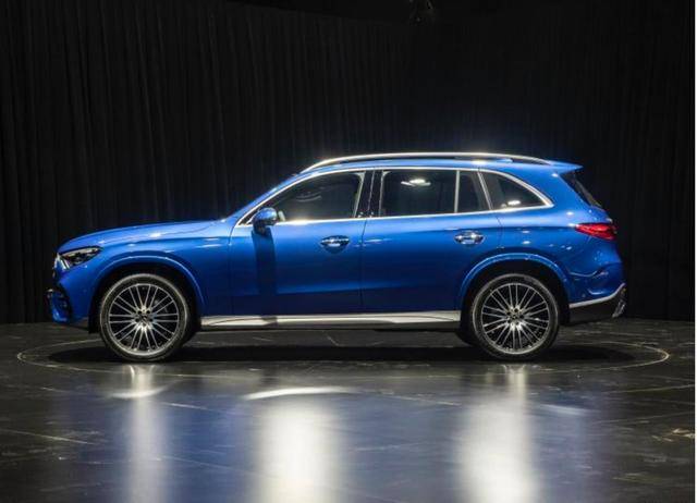 奔驰GLC长轴版亮相：搭2.0T+9AT！尺寸变大/首增三排座椅？_搜狐汽车_搜狐网