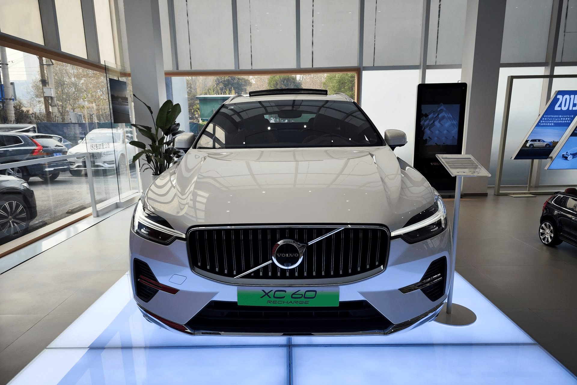 纯电动续航64km 实拍沃尔沃XC60插混版 5秒破百_搜狐汽车_搜狐网