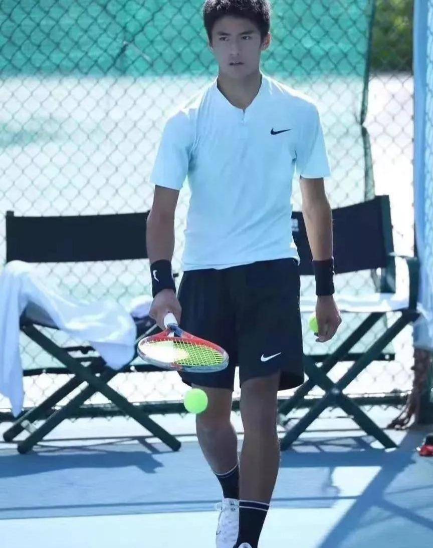 17岁181CM的网球帅哥火了！这才是真正的网球王子_张凌豪_成绩_中国