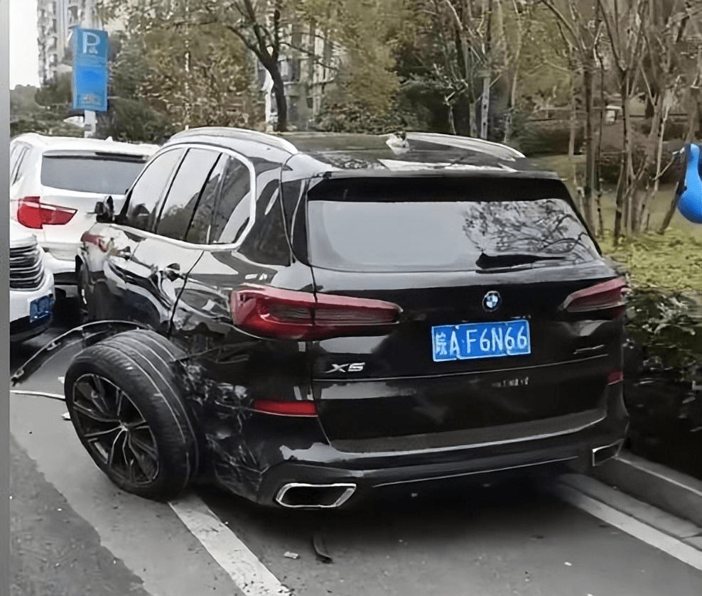 百十万的宝马X5，被30万的XT5撞掉后轮，此事我们应该怎么看？_搜狐汽车_搜狐网