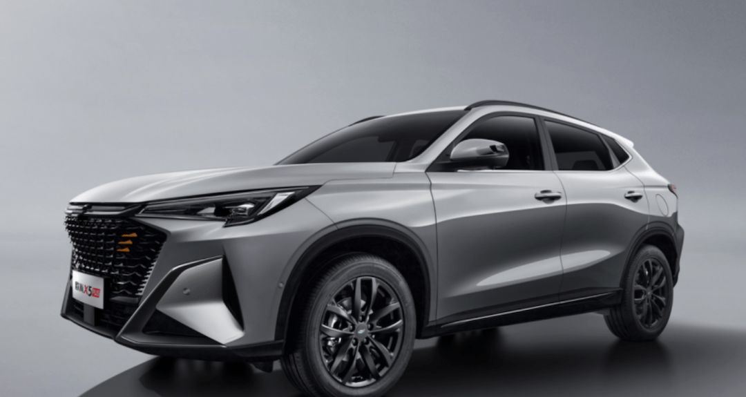 30英寸环抱式三联屏+车外智能语音 长安欧尚X5 PLUS上市售9.59万起_搜狐汽车_搜狐网