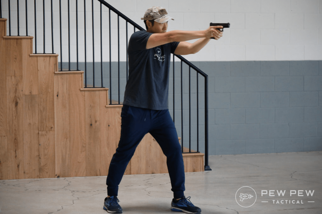 为何港警握枪姿势那么怪啊？因为左轮手枪容易烧手啊_韦弗_射击_方式