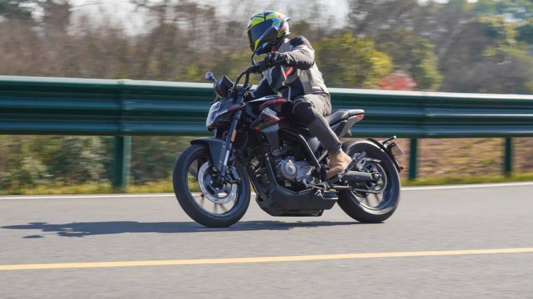 纯意式战斗街车—宗申马拉古蒂M250R动态测评_搜狐汽车_搜狐网