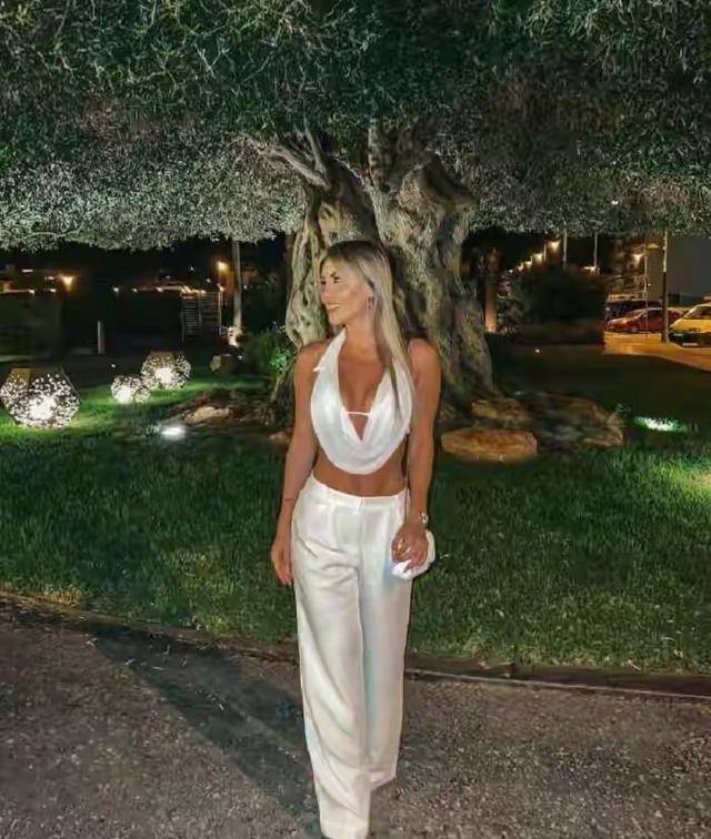 曼联铁卫女友太惊艳！孔雀造型大胆前卫，傲人身姿勾勒完美曲线_Muri_Benitez_Lopez