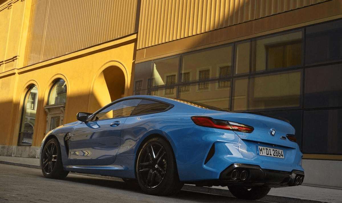 定位2门4座硬顶跑车，4.4T动力很强劲，体验宝马M8_搜狐汽车_搜狐网