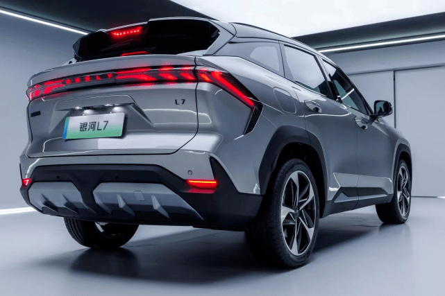 吉利银河首款新车L7发布，综合续航1370公里，几何该何去何从？_搜狐汽车_搜狐网