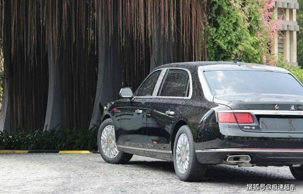 气场强大！近距离实拍红旗N701，配置曝光，全新造型更有豪车风范