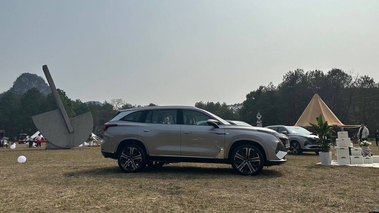 17.58万起售/配47寸联屏，全新荣威RX9上市_搜狐汽车_搜狐网