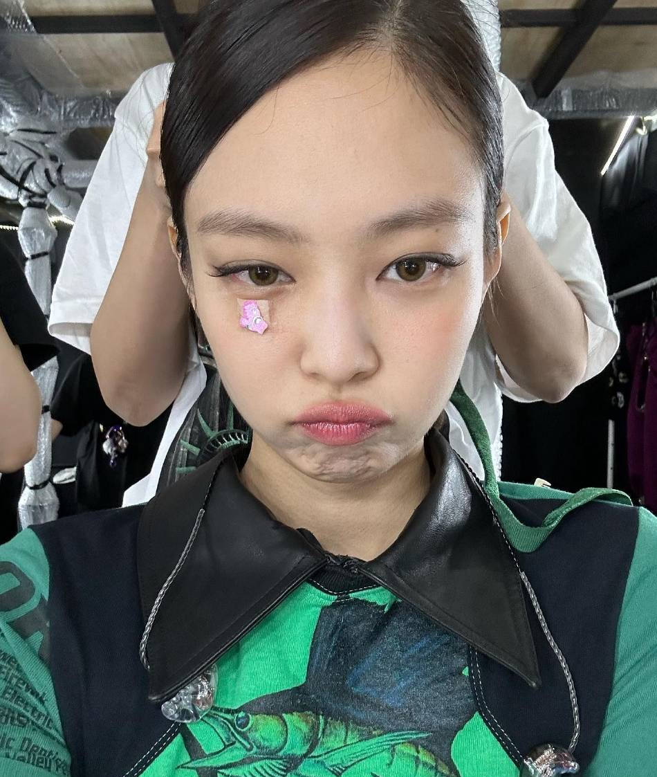JENNIE晒受伤后新鲜自拍 嘟嘴卖萌古灵精怪_穿着_绿色_花朵