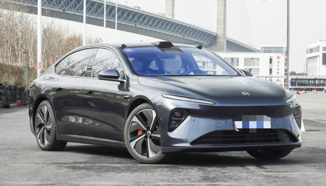 越级强者之争，飞凡汽车F7颜值吸睛，43英寸三联屏比蔚来ET7更科技_搜狐汽车_搜狐网