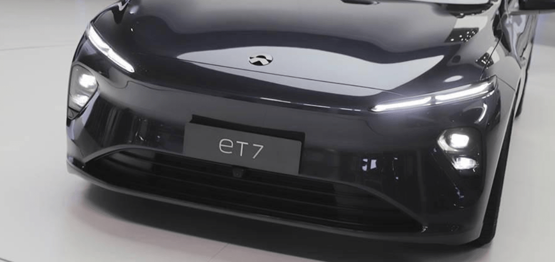 越级强者之争，飞凡汽车F7颜值吸睛，43英寸三联屏比蔚来ET7更科技_搜狐汽车_搜狐网