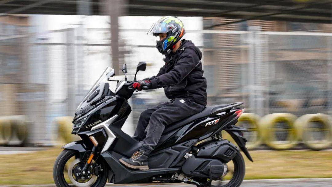 运动对阵优雅，赛科龙RT1对比豪爵UHR，该怎么选？_搜狐汽车_搜狐网