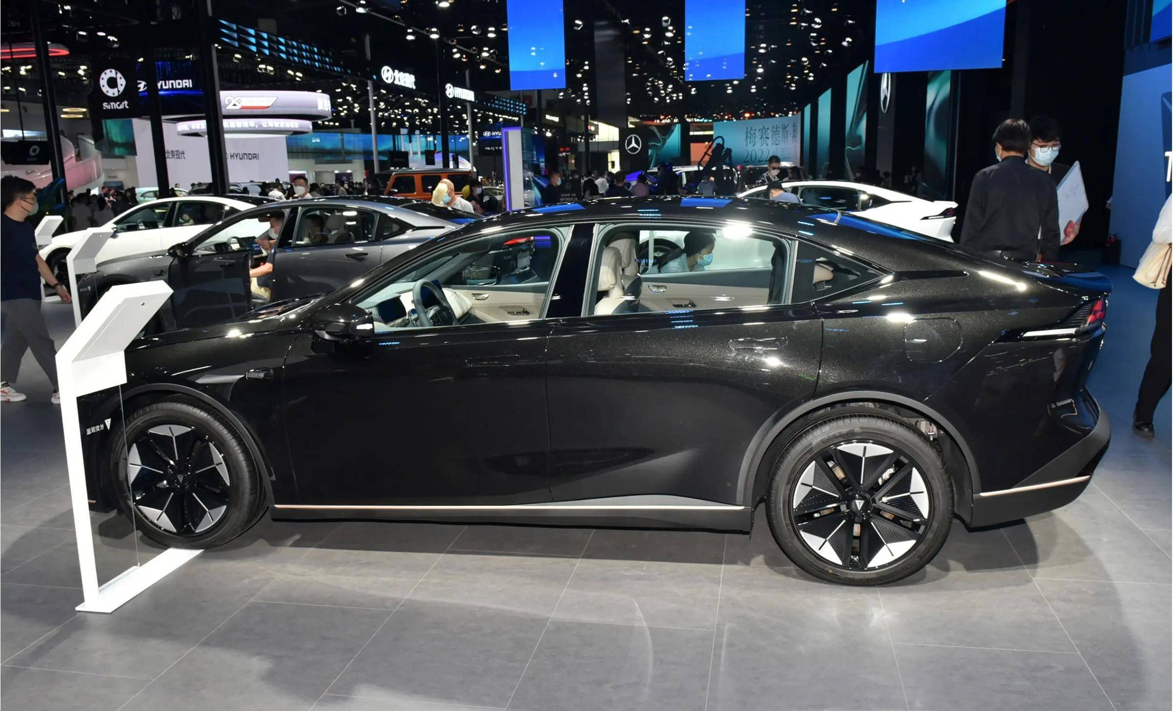 实拍深蓝SL03 705纯电版，22.19万续航超700km，6秒级加速_搜狐汽车_搜狐网