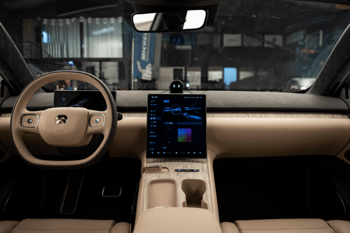 预售价32.29万起的岚图追光VS蔚来ET7，二者产品力表现如何？_搜狐汽车_搜狐网