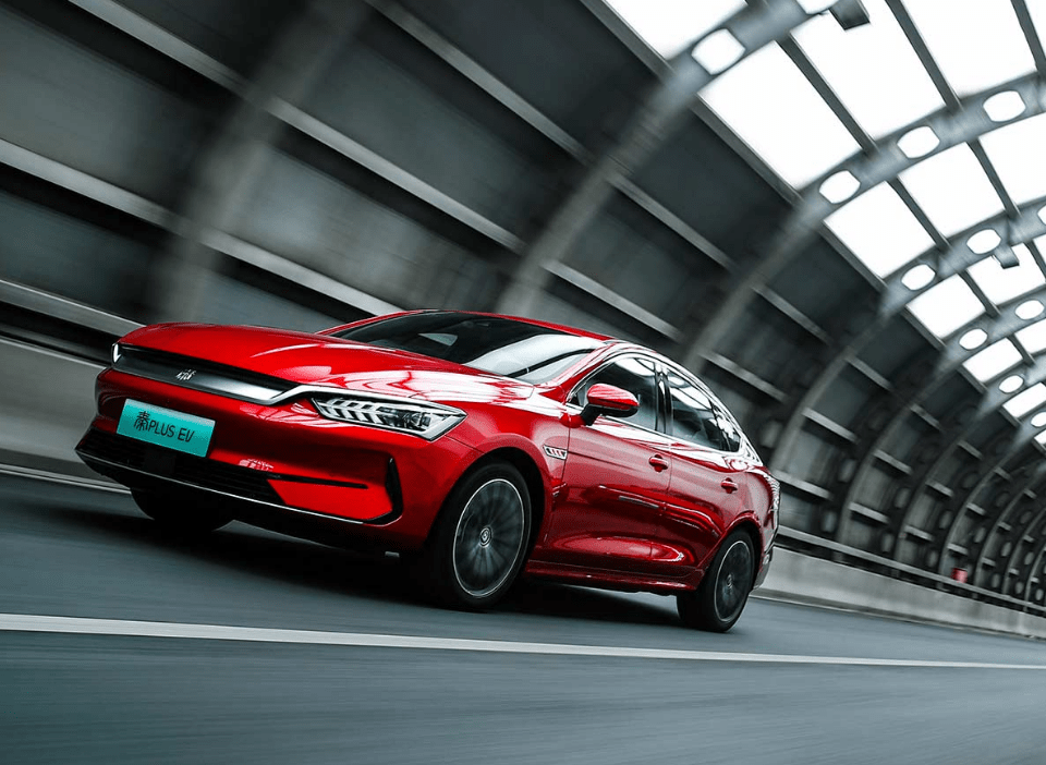 内卷下的新能源车市，秦PLUS EV和零跑C01怎么选？_搜狐汽车_搜狐网