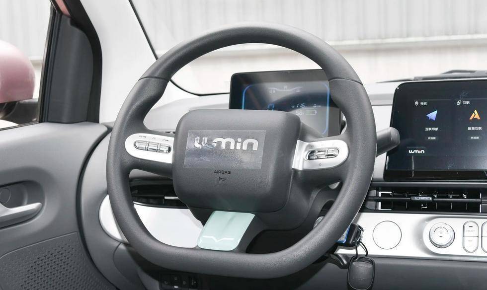 好停车、成本低，宏光MINIEV和长安Lumin谁更适合年轻人？_搜狐汽车_搜狐网