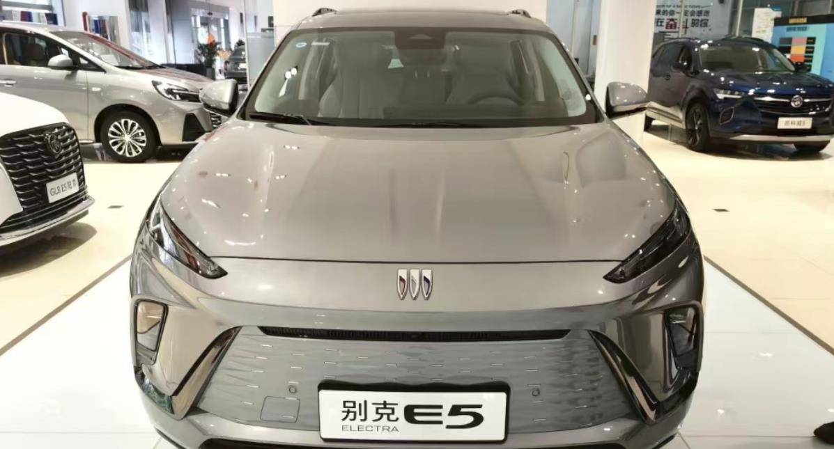 别克E5到店！换装全新车标，外观新潮，动力续航理想，轴距2954mm_搜狐汽车_搜狐网