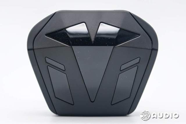 Loca H5S真无线游戏蓝牙耳机拆解，炫酷外观设计，轻巧舒适佩戴_充电_产品_特写