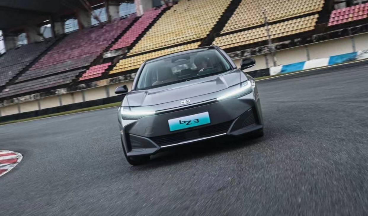 纯电动轿车也可以玩JDM！你看一汽丰田bZ3可以这样玩_搜狐汽车_搜狐网