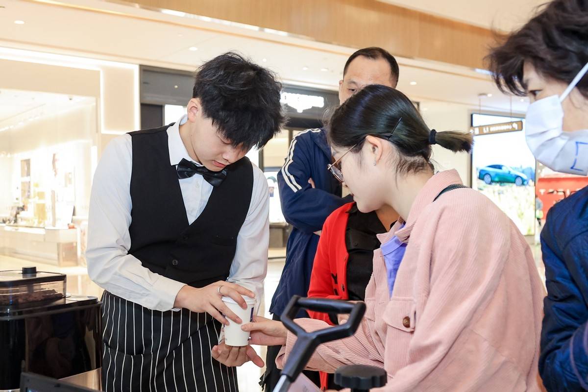 银河L7 天津首秀，续航可达1370KM，亏电油耗5.23L_搜狐汽车_搜狐网