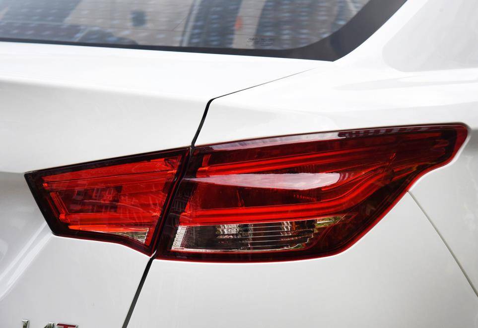 奔腾B50终于爆发了！油耗6.1L＋6AT，长近4米7，12.68万_搜狐汽车_搜狐网