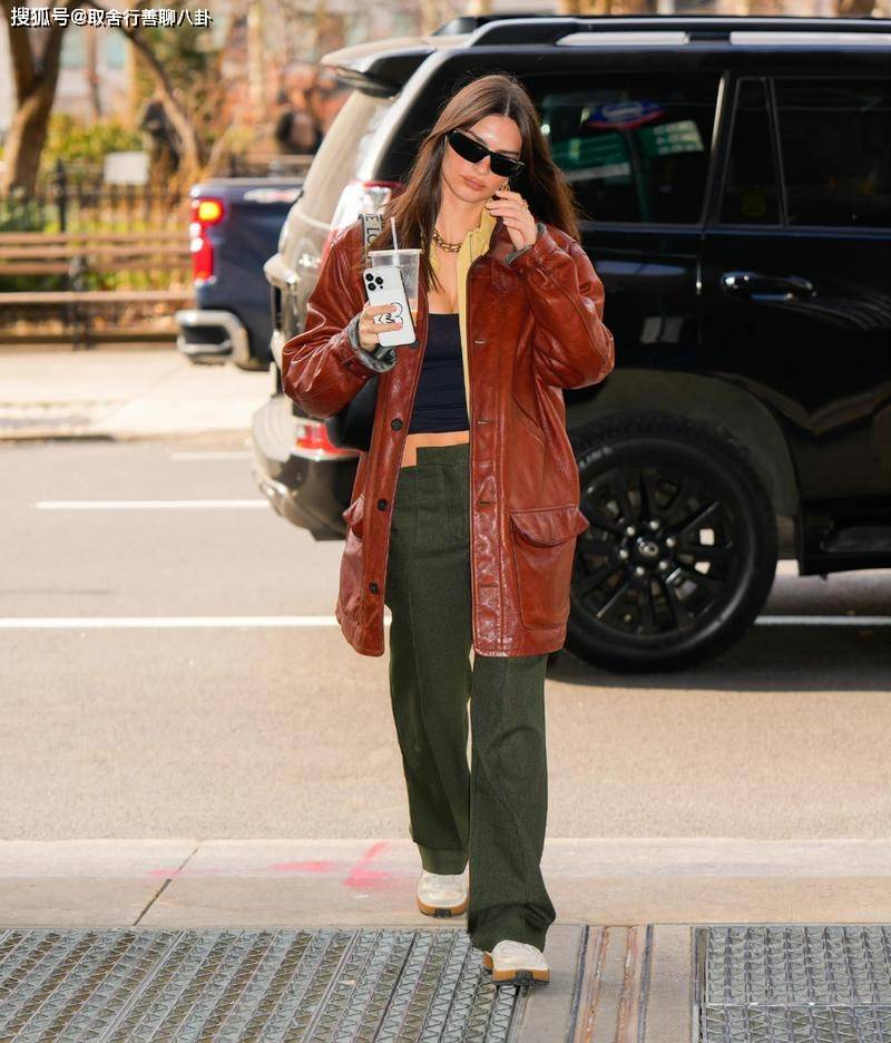 170超模Emily Ratajkowski身穿红色比基尼，身材火辣，美腿修长 -6parkbbs.com