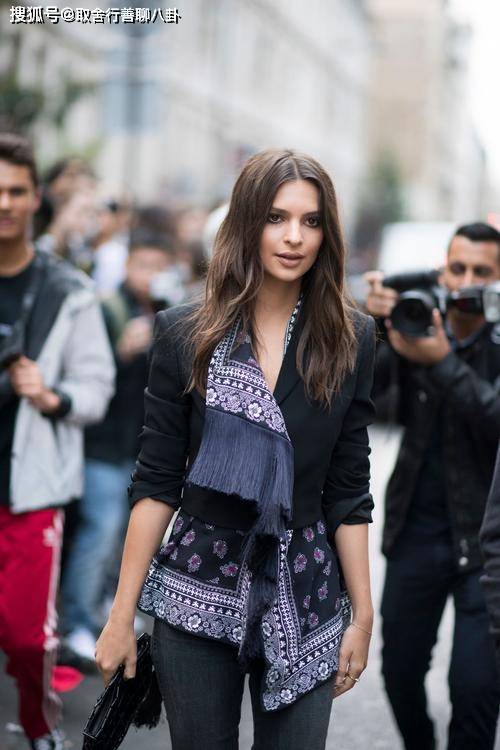 170超模Emily Ratajkowski身穿红色比基尼，身材火辣，美腿修长 -6parkbbs.com