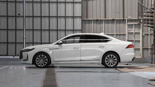 国产终于能有“像样”的高端轿车，2.0T＋8AT，完胜A6L，价格厚道_搜狐汽车_搜狐网