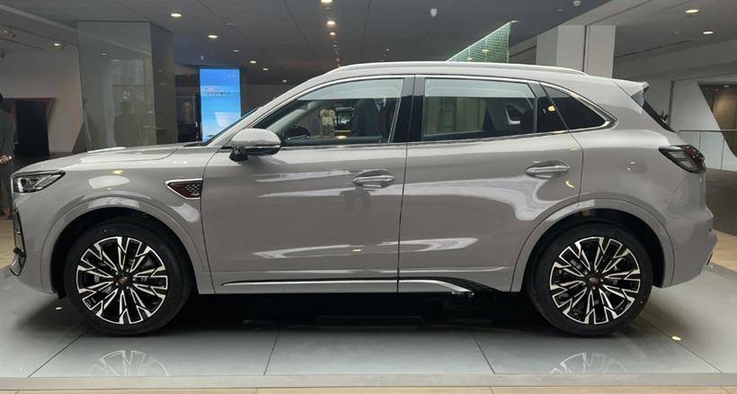 2023款红旗HS5到店，造型更气派，马力提升，还升级爱信8AT变速箱_搜狐汽车_搜狐网