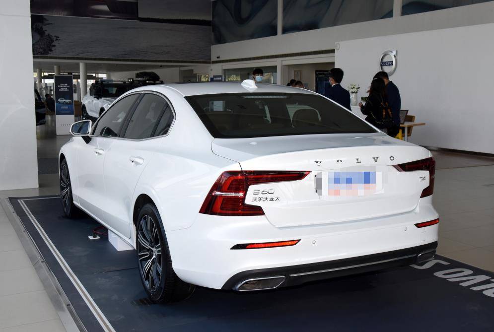 比奥迪A4L上档次，搭载2.0T＋8AT，一脚油250马力，配运动座椅_搜狐汽车_搜狐网