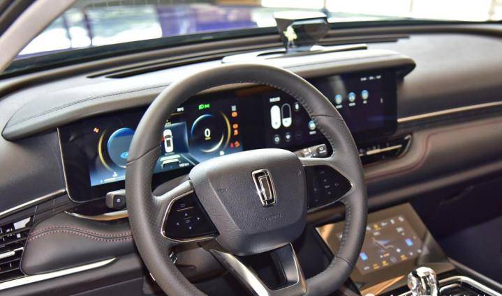 偶遇“奔腾T99”，超大身形太震撼，打开车门后，没必要选择合资车了！_搜狐汽车_搜狐网