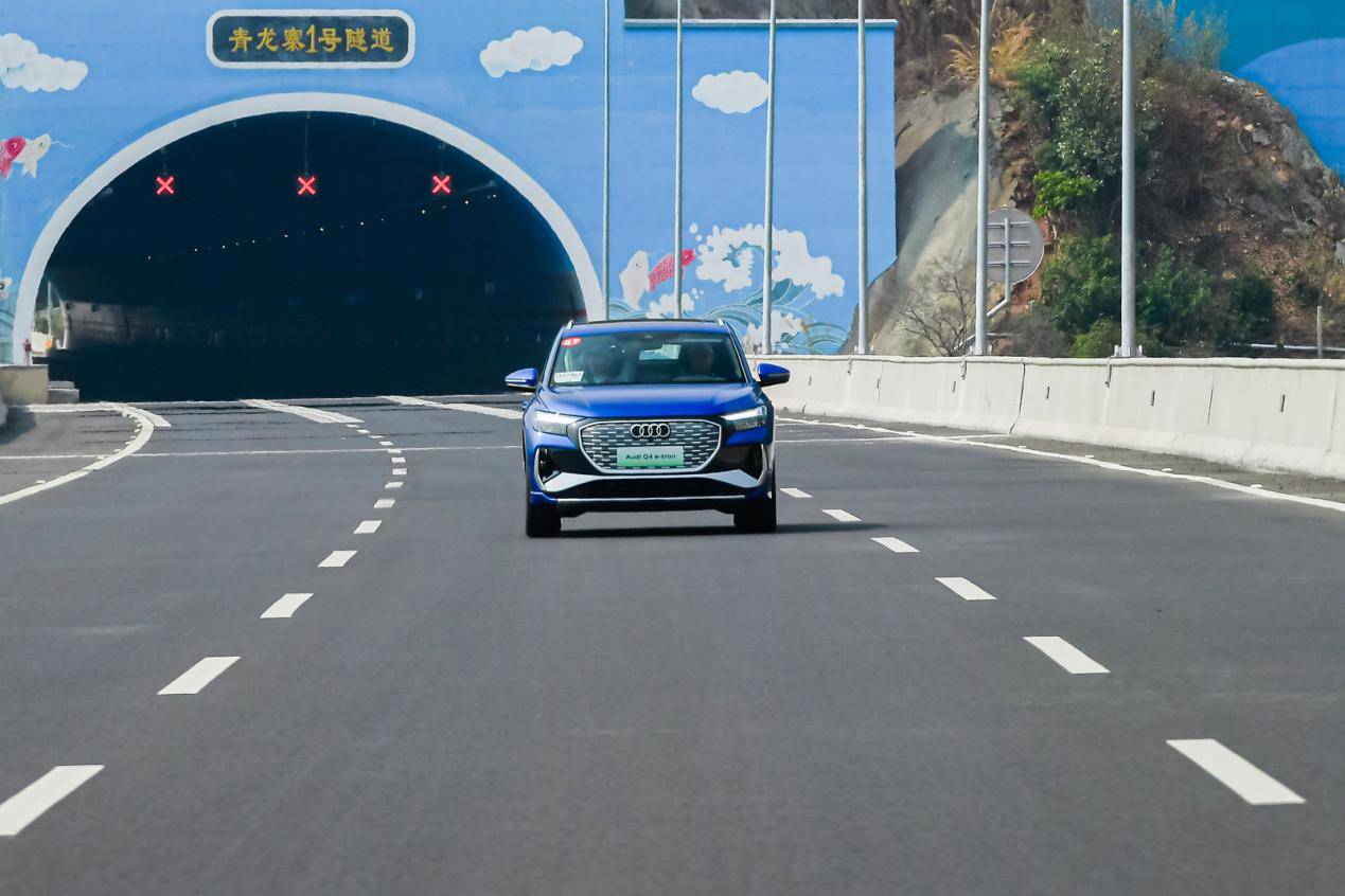 豪华与舒适的完美结合：奥迪Q4 e-tron畅享海滩度假！_搜狐汽车_搜狐网