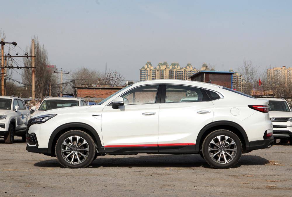 长安颜值派SUV，溜背线条不输宝马X4！233马力配8AT_搜狐汽车_搜狐网