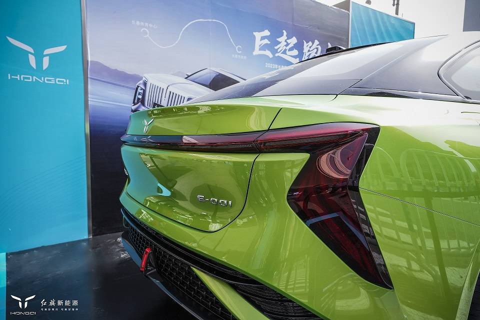 2023长春马拉松鸣枪开跑，红旗新能源携“新锐选手E001”潮酷亮相_搜狐汽车_搜狐网