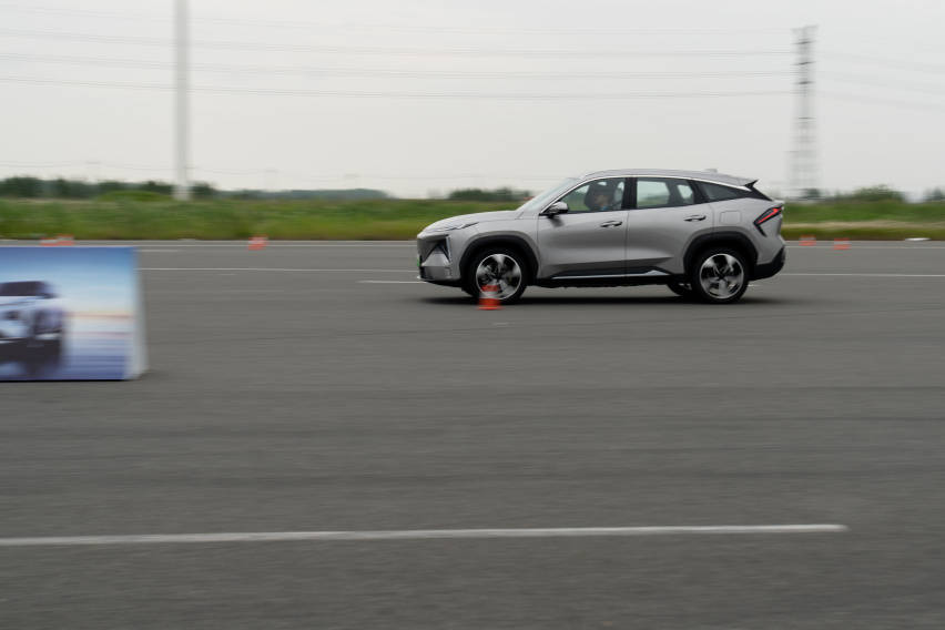 汽车界的“8848” 场地试驾吉利银河L7_搜狐汽车_搜狐网