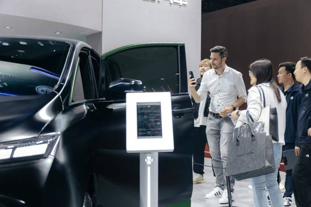 EDG战队疯狂打Call 合创V09雷蛇版泰裤辣_搜狐汽车_搜狐网