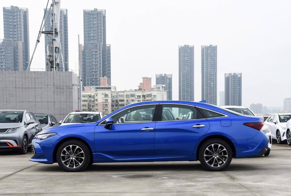 丰田亚洲龙，车长4990mm，一箱油能跑1000公里，可家用可商务_搜狐汽车_搜狐网