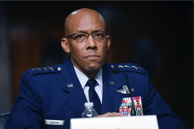 布朗：开创黑人当军种部队首长的先例，服役39年成美军最高级将领_美国_上将