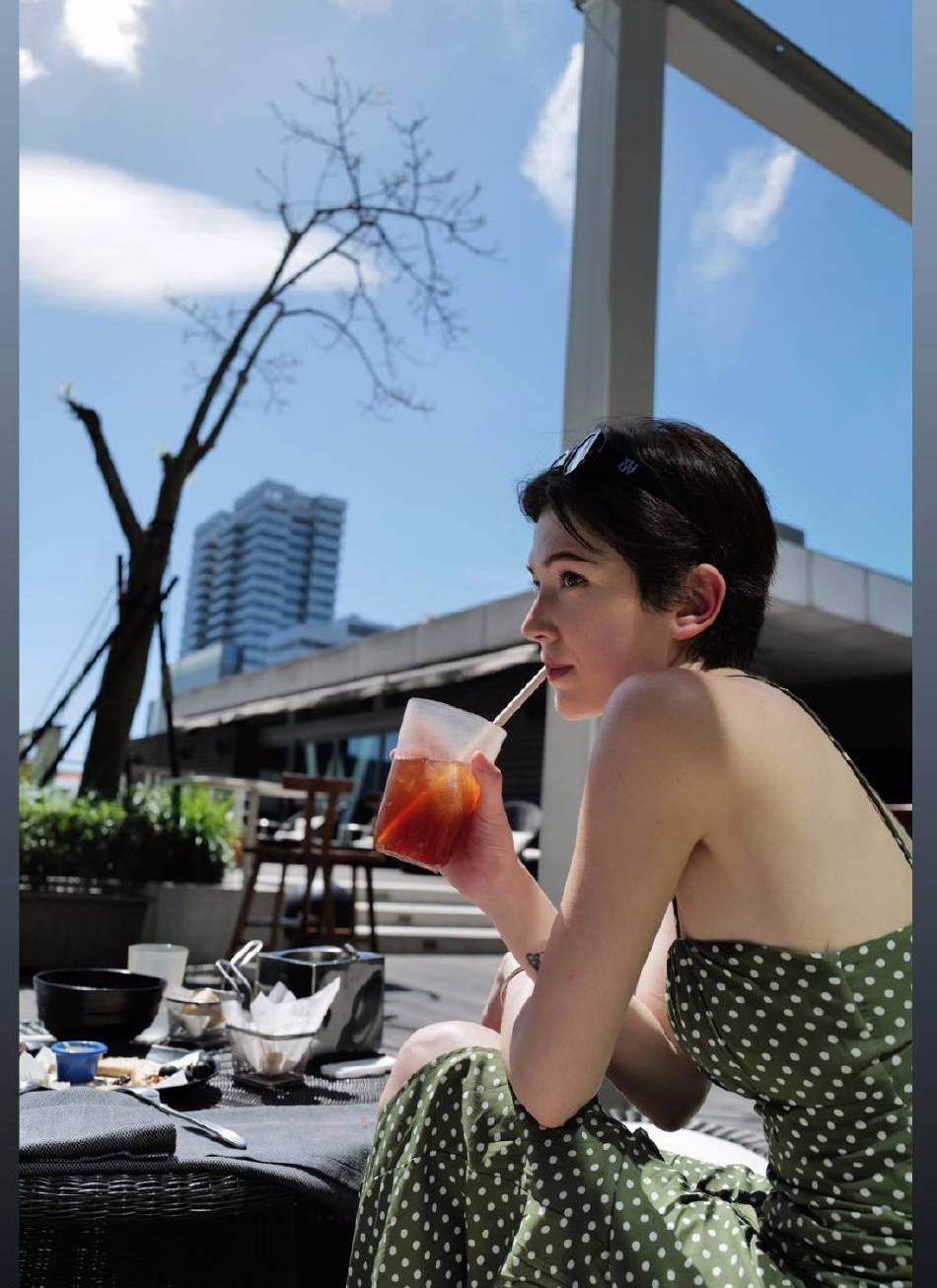 许玮甯晒照和余文乐聚会 对镜摆拍神情搞怪逗趣 搜狐大视野 搜狐新闻