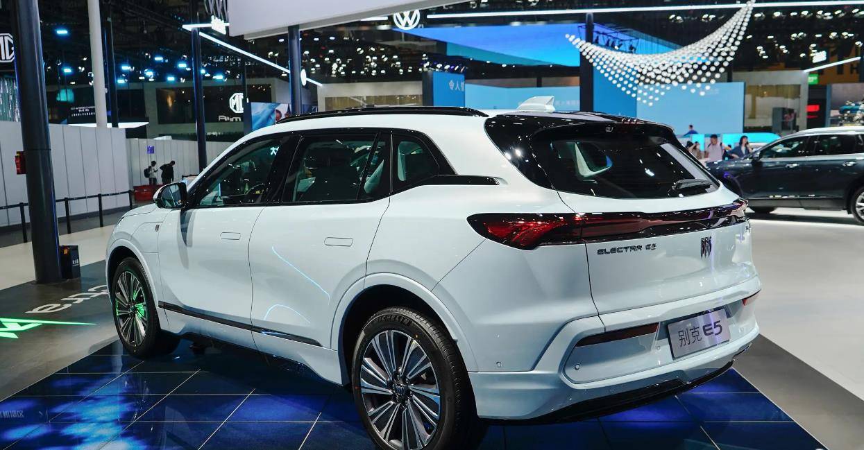 又大又豪华，轴距高达2954mm！20万级，配置拉满，别克E5_搜狐汽车_搜狐网