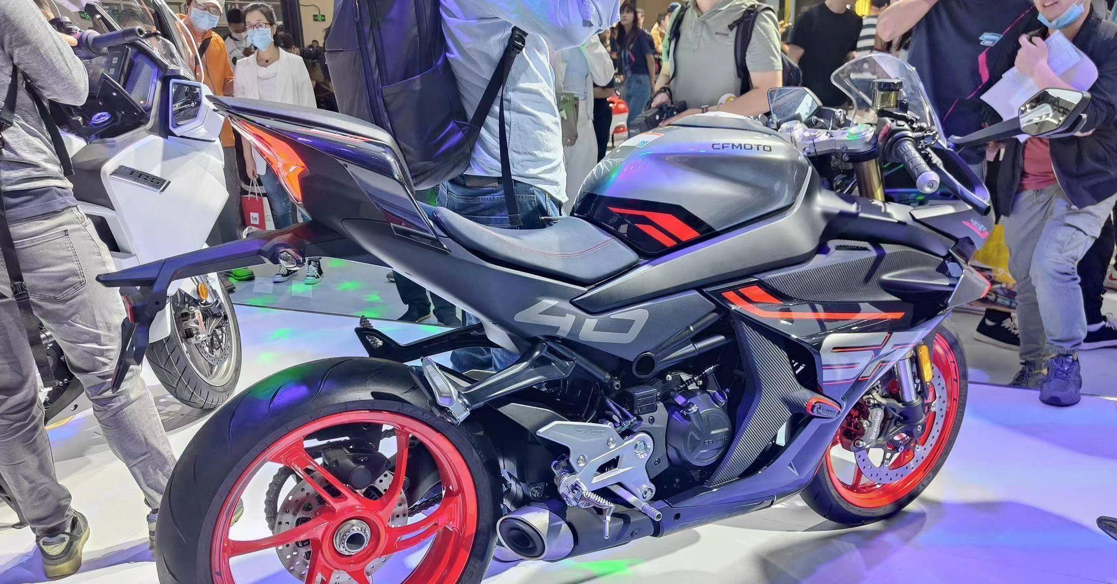 2023款春风450SRS单摇臂车型正式发布，配置牵引力控制系统_搜狐汽车_搜狐网