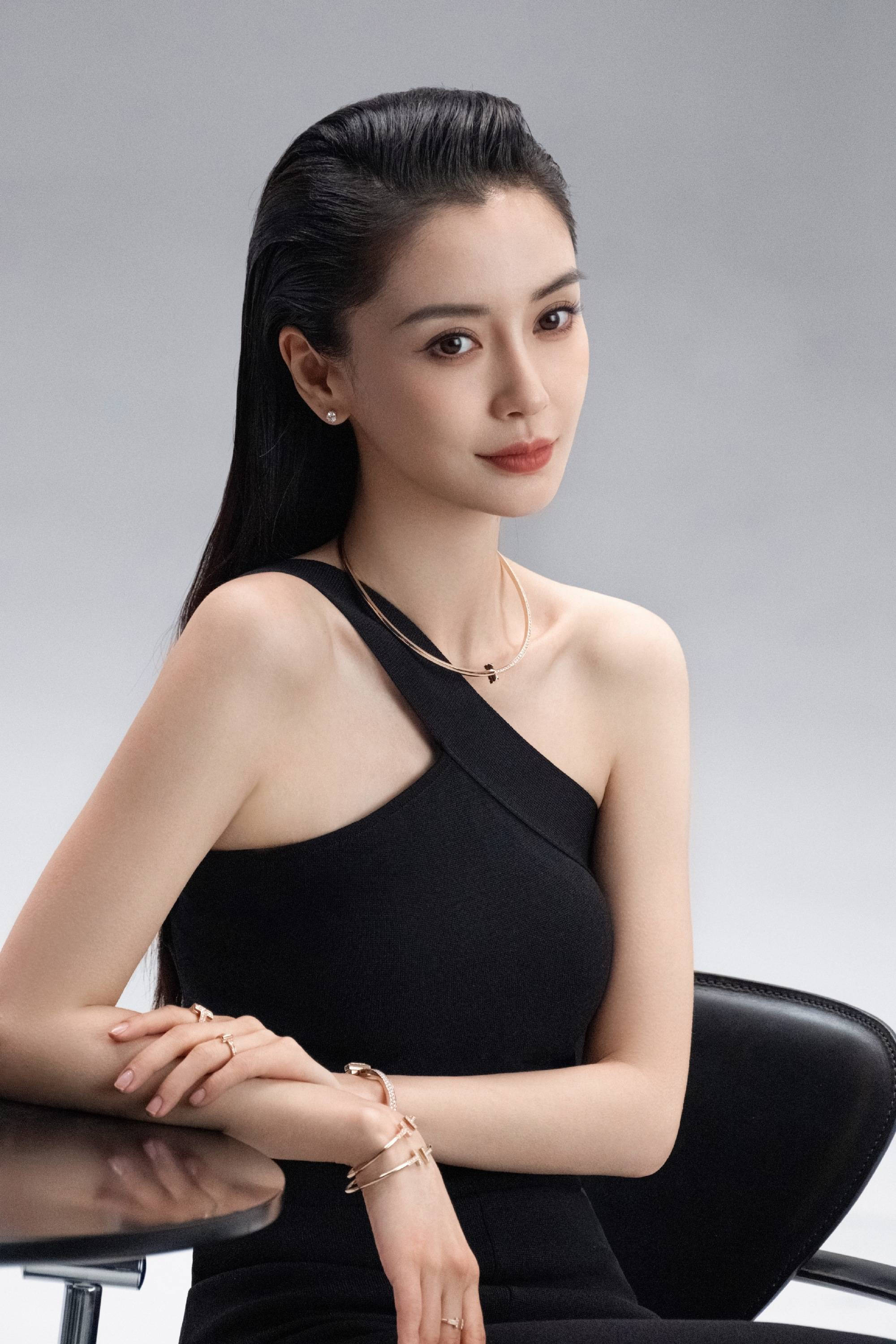 Angelababy时尚大片释出 露肩黑裙优雅大方气质佳-搜狐大视野-搜狐新闻