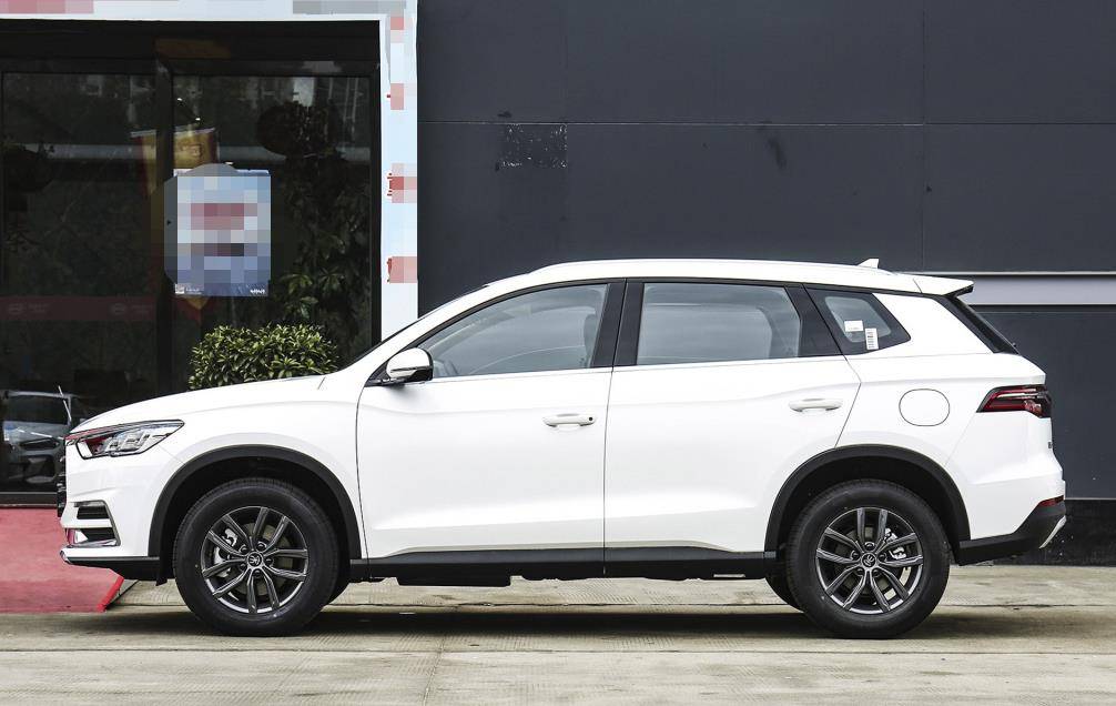 轴距超2米7的国产SUV，17英寸轮胎配胎压报警，160马力9.28万_搜狐汽车_搜狐网