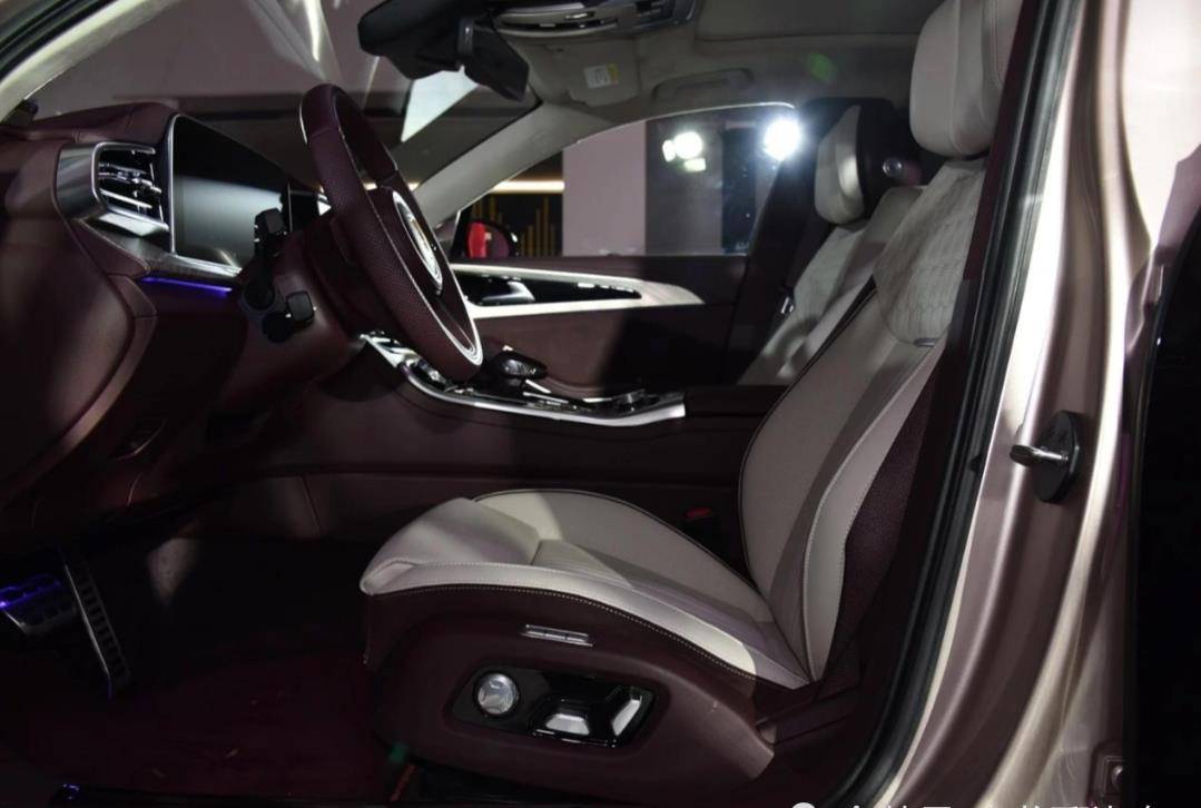 看到这台红旗H9才知道什么是中国设计，3.0T＋8AT，气场太强大_搜狐汽车_搜狐网