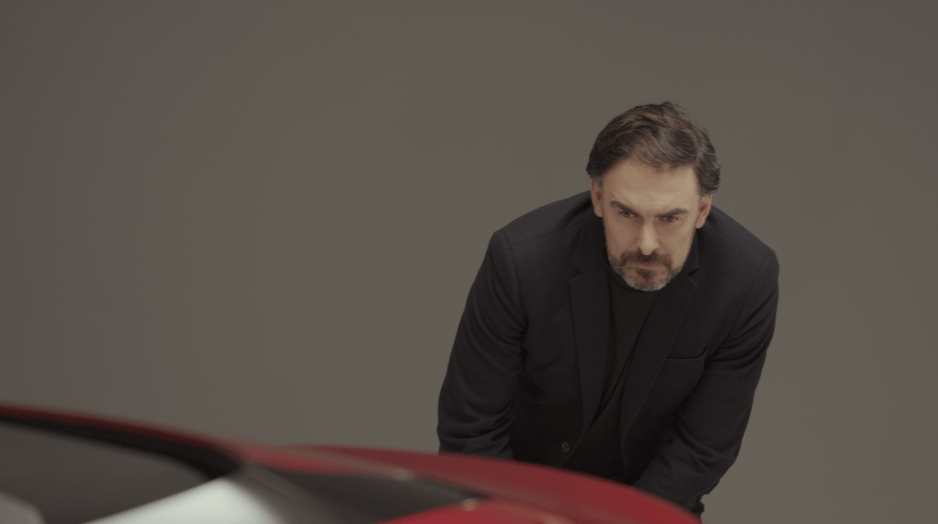 银石演绎传奇新生 MG Cyberster撼世之姿首亮相_搜狐汽车_搜狐网