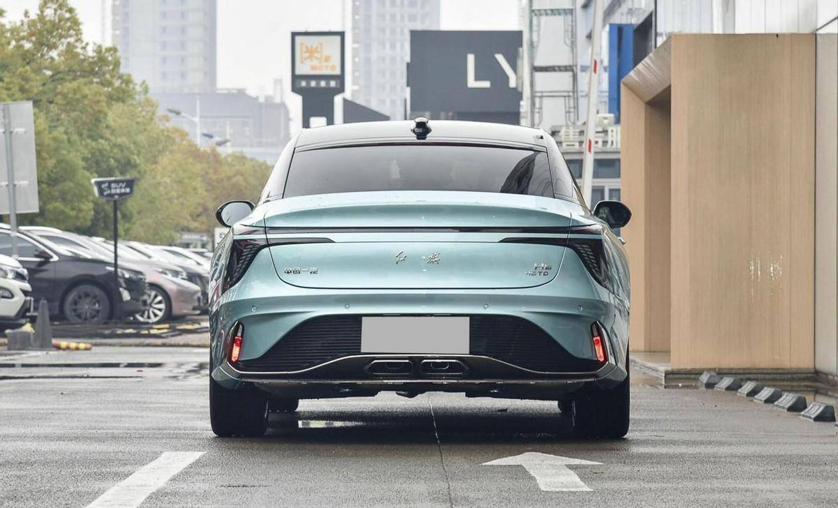 20万左右的预算可以看看这辆车，2.0T+8AT，大掀背的轿跑，颜值高_搜狐汽车_搜狐网