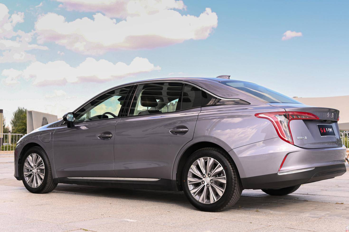 “15万级”续航卷王，红旗E-QM5 560版正式上市_搜狐汽车_搜狐网